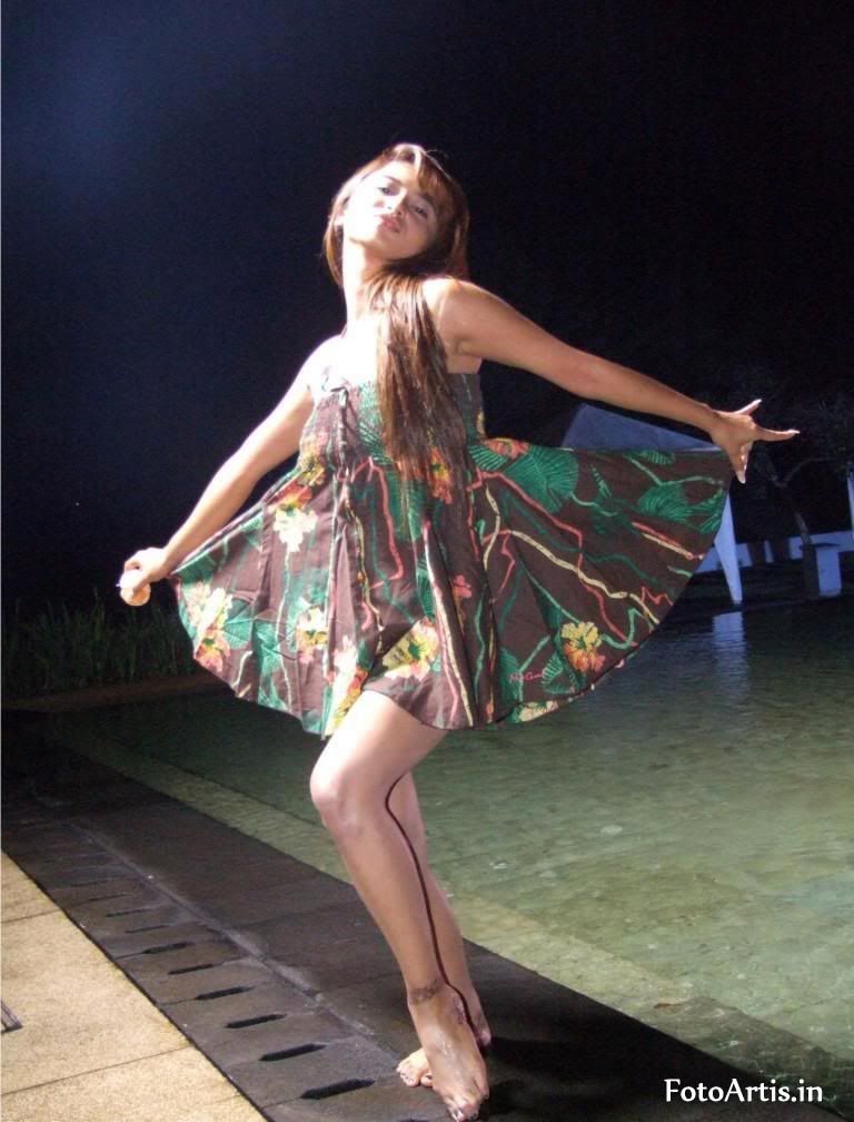 Molekbugil Foto Pose Seksi Artis Dewi Persik Di Kolam Renang 